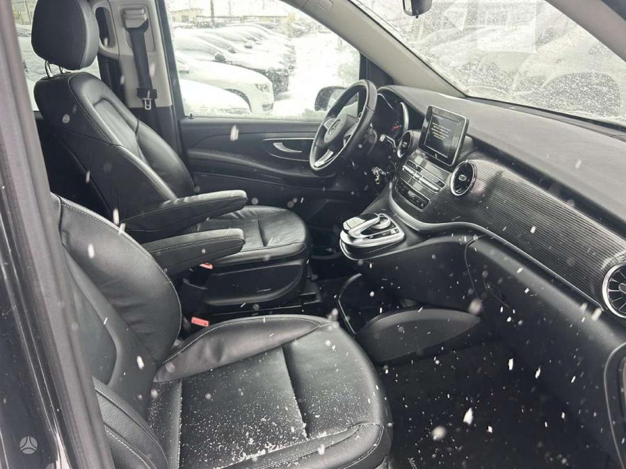 Black Mercedes-Benz Vito V220 2019 in Vilnius, with an engine capacity of 1.95 L and mileage of 325 thousand km for 28435 €, photo 9 on AUTOMOTO.COM.LV