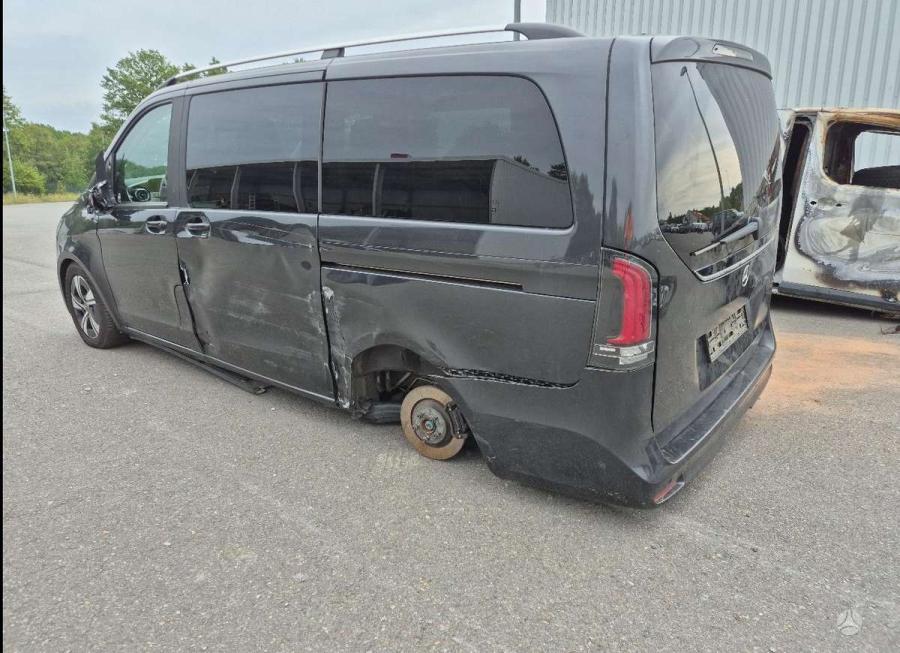 Melns Mercedes-Benz Vito V220 2024 Klaipėda, ar dzinēja tilpumu 1.95 L un nobraukumu 106 tūkst. km par 17900 €, foto 3 vietnē AUTOMOTO.COM.LV