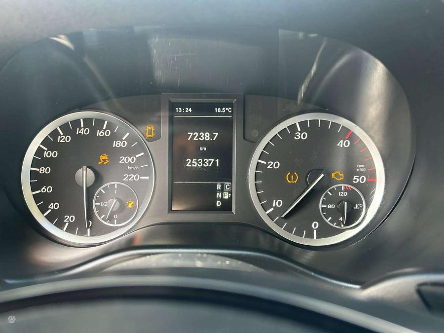 White Mercedes-Benz Vito 2019 in Kaunas, with an engine capacity of 2.20 L and mileage of 253 thousand km for 5250 €, photo 12 on AUTOMOTO.COM.LV