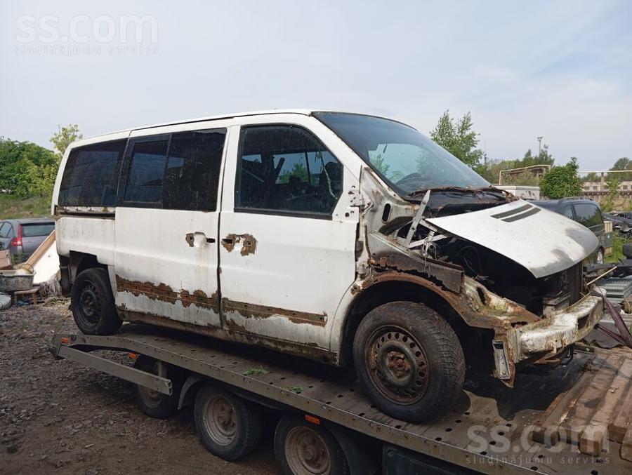 White Mercedes-Benz Vito 2000 in Liepaja, with an engine capacity of 2.20 L and mileage of 300 thousand km for 2498 €, photo 4 on AUTOMOTO.COM.LV