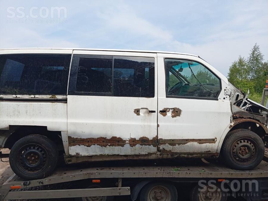 White Mercedes-Benz Vito 2000 in Liepaja, with an engine capacity of 2.20 L and mileage of 300 thousand km for 2498 €, photo 5 on AUTOMOTO.COM.LV