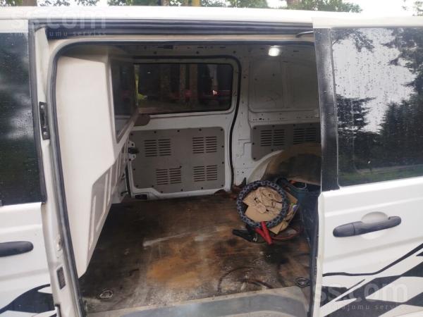 White Mercedes-Benz Vito 2004 in Tukums, with an engine capacity of 2.20 L and mileage of 365 thousand km for 1500 €, photo 5 on AUTOMOTO.COM.LV
