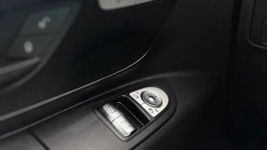 White Mercedes-Benz Vito 2017 in Jelgava, with an engine capacity of 2.20 L and mileage of 299 thousand km for 10990 €, photo 20 on AUTOMOTO.COM.LV