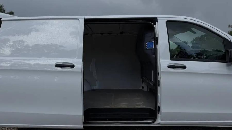 White Mercedes-Benz Vito 2017 in Jelgava, with an engine capacity of 2.20 L and mileage of 299 thousand km for 10990 €, photo 23 on AUTOMOTO.COM.LV