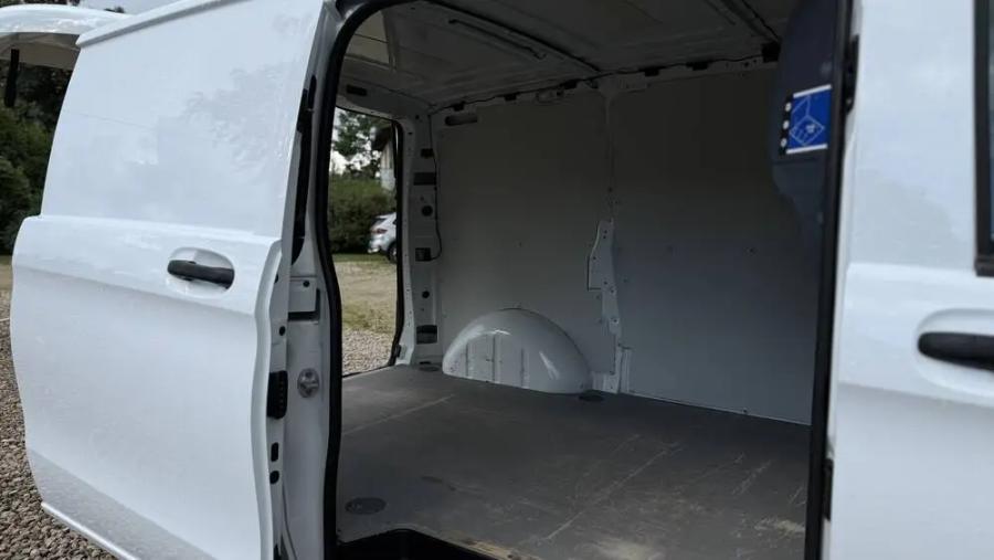 White Mercedes-Benz Vito 2017 in Jelgava, with an engine capacity of 2.20 L and mileage of 299 thousand km for 10990 €, photo 25 on AUTOMOTO.COM.LV