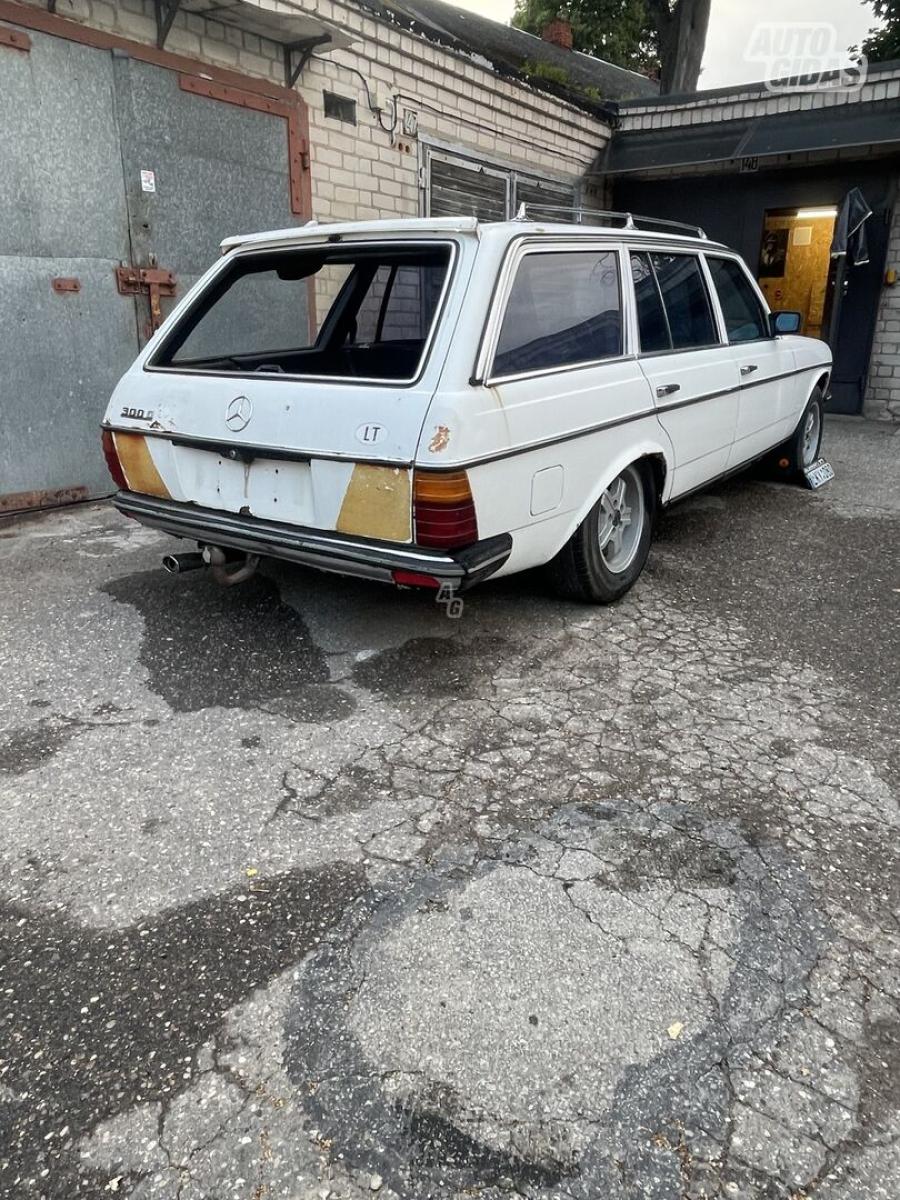 Белый Мерседес W 123 1984 в Вильнюс, объемом двигателя 3.00 л и пробегом 349 тыс. км за 1777 €, фото 6 на AUTOMOTO.COM.LV