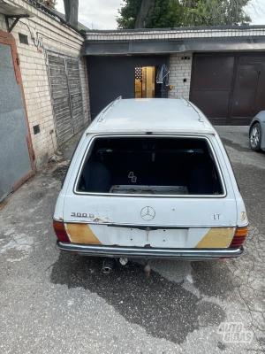 Белый Мерседес W 123 1984 в Вильнюс, объемом двигателя 3.00 л и пробегом 349 тыс. км за 1777 €, фото 7 на AUTOMOTO.COM.LV