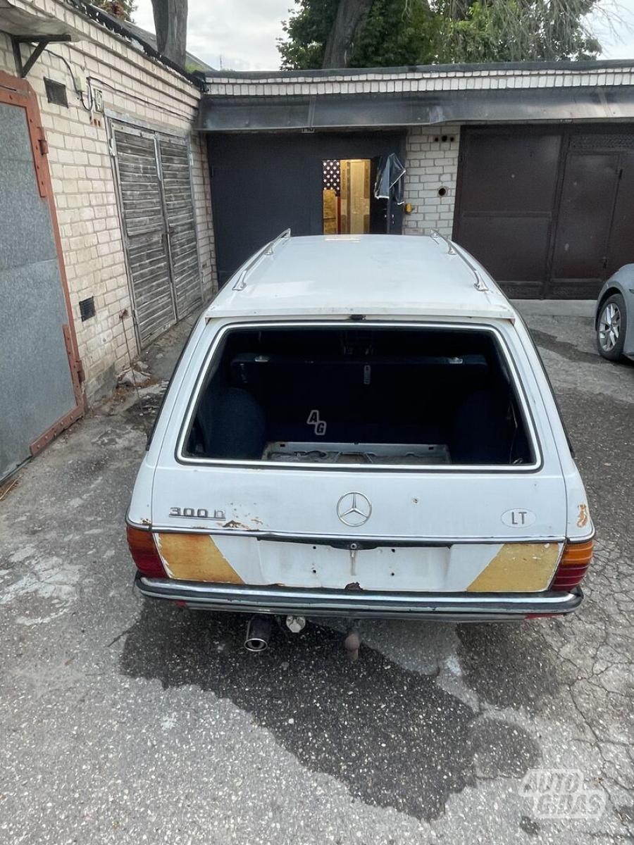 Белый Мерседес W 123 1984 в Вильнюс, объемом двигателя 3.00 л и пробегом 349 тыс. км за 1777 €, фото 7 на AUTOMOTO.COM.LV