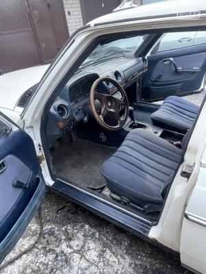 Белый Мерседес W 123 1984 в Вильнюс, объемом двигателя 3.00 л и пробегом 349 тыс. км за 1777 €, фото 14 на AUTOMOTO.COM.LV