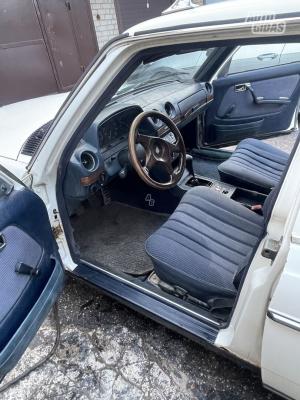 Белый Мерседес W 123 1984 в Вильнюс, объемом двигателя 3.00 л и пробегом 349 тыс. км за 1777 €, фото 15 на AUTOMOTO.COM.LV