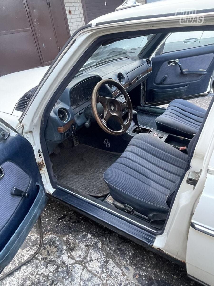Белый Мерседес W 123 1984 в Вильнюс, объемом двигателя 3.00 л и пробегом 349 тыс. км за 1777 €, фото 15 на AUTOMOTO.COM.LV