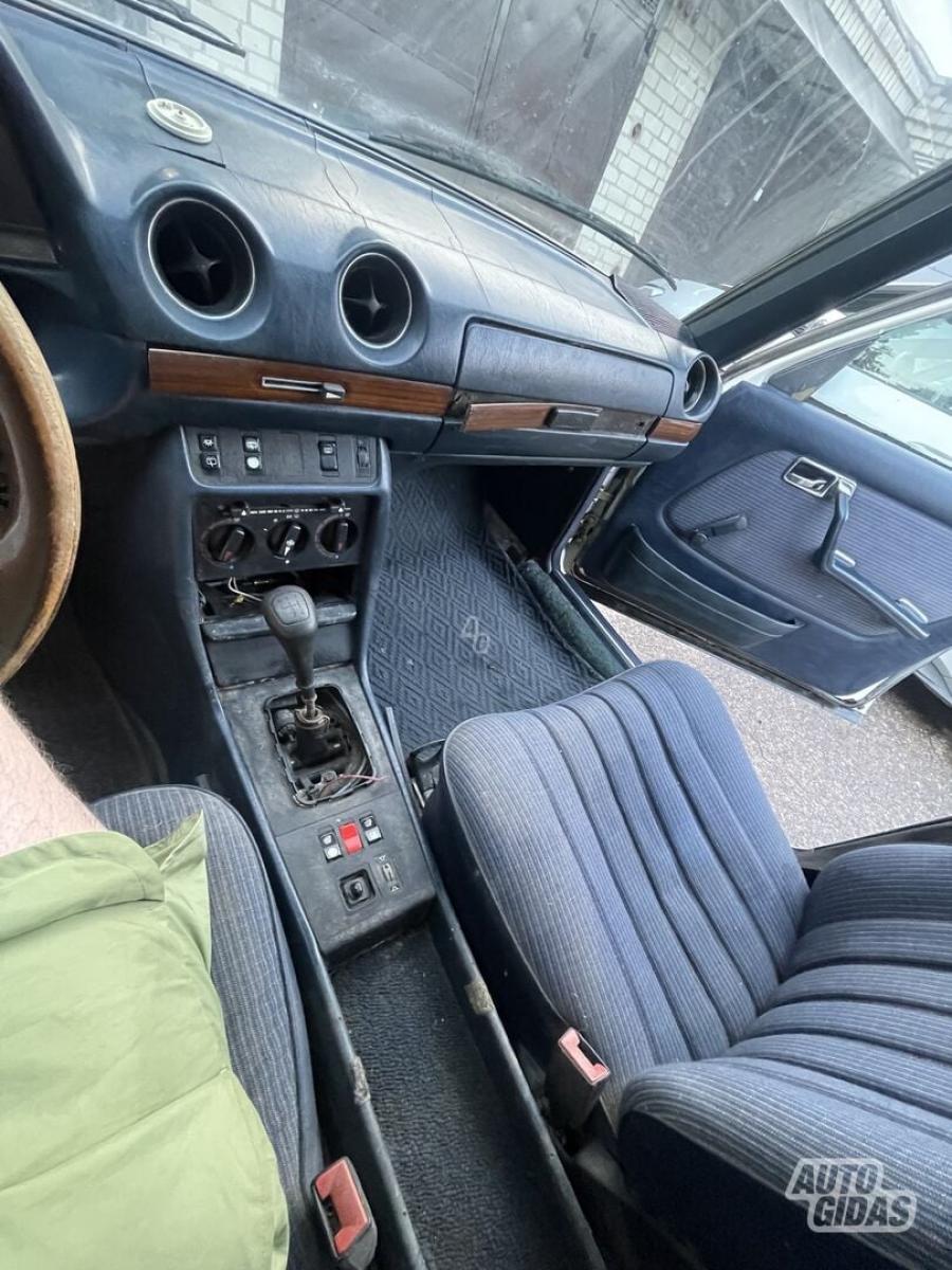 Белый Мерседес W 123 1984 в Вильнюс, объемом двигателя 3.00 л и пробегом 349 тыс. км за 1777 €, фото 18 на AUTOMOTO.COM.LV