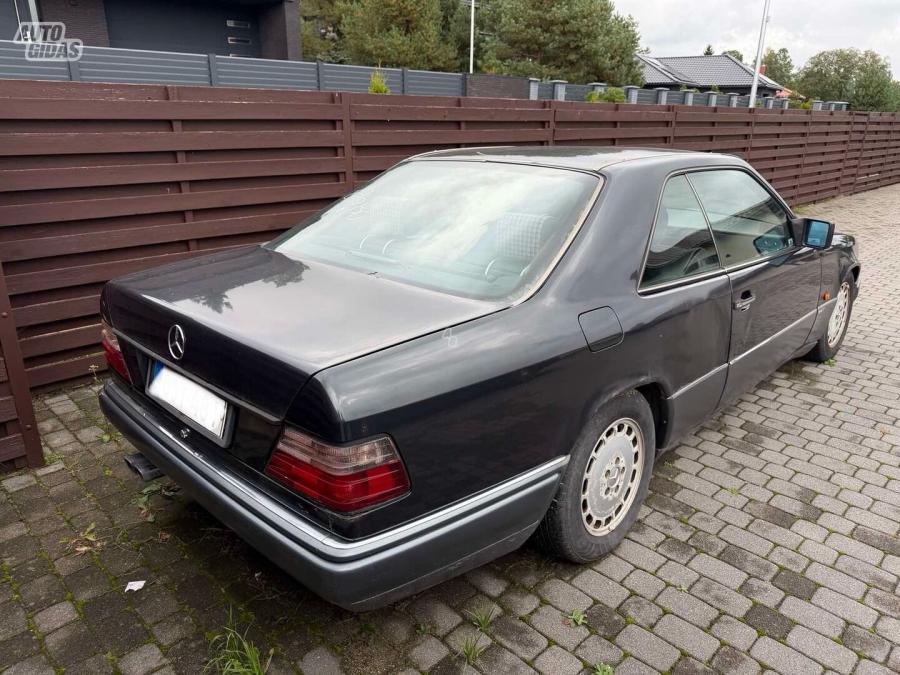 Черный Мерседес W 124 1993 в Шилале, объемом двигателя 2.20 л и пробегом 300 тыс. км за 3800 €, фото 4 на AUTOMOTO.COM.LV