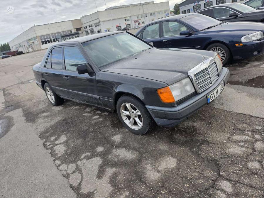 Черный Мерседес W 124 1986 в Паневежис, объемом двигателя 2.30 л и пробегом 238 тыс. км за 1750 €, фото 3 на AUTOMOTO.COM.LV