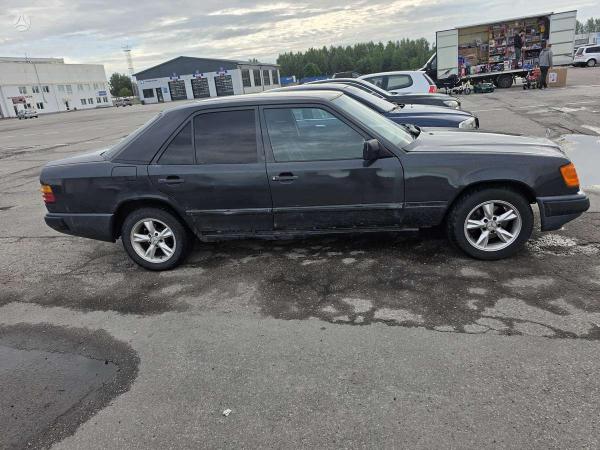 Black Mercedes-Benz W 124 1986 in Panevezys, with an engine capacity of 2.30 L and mileage of 238 thousand km for 1750 €, photo 3 on AUTOMOTO.COM.LV