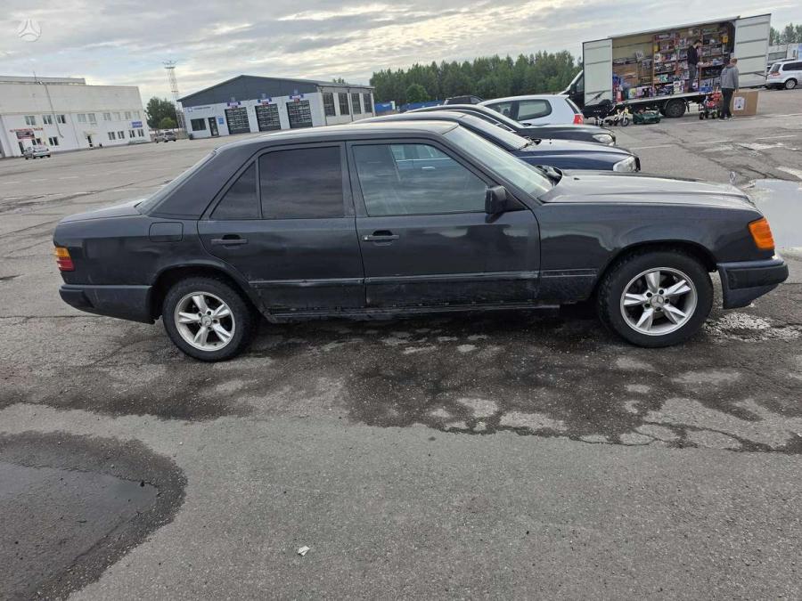 Черный Мерседес W 124 1986 в Паневежис, объемом двигателя 2.30 л и пробегом 238 тыс. км за 1750 €, фото 4 на AUTOMOTO.COM.LV
