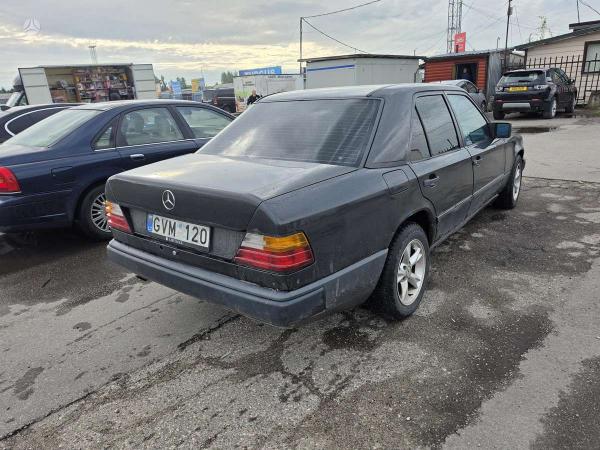 Black Mercedes-Benz W 124 1986 in Panevezys, with an engine capacity of 2.30 L and mileage of 238 thousand km for 1750 €, photo 4 on AUTOMOTO.COM.LV