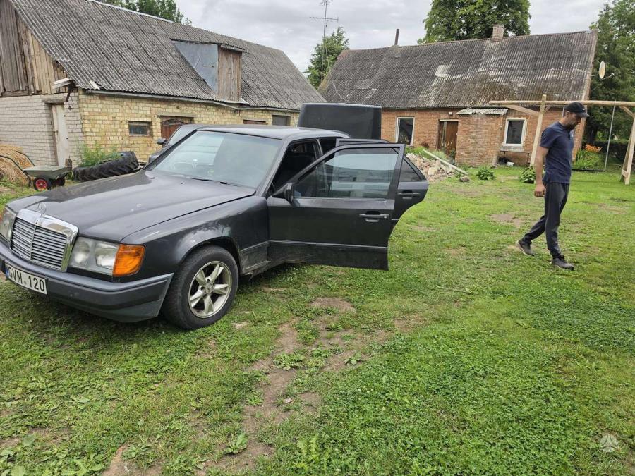 Черный Мерседес W 124 1986 в Паневежис, объемом двигателя 2.30 л и пробегом 238 тыс. км за 1750 €, фото 8 на AUTOMOTO.COM.LV