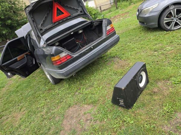 Black Mercedes-Benz W 124 1986 in Panevezys, with an engine capacity of 2.30 L and mileage of 238 thousand km for 1750 €, photo 8 on AUTOMOTO.COM.LV