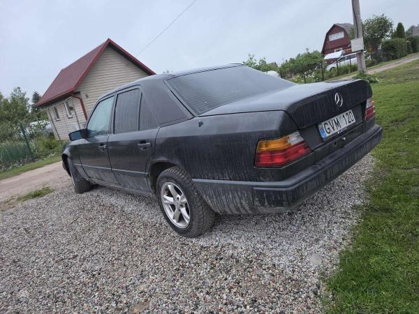 Black Mercedes-Benz W 124 1986 in Panevezys, with an engine capacity of 2.30 L and mileage of 238 thousand km for 1750 €, photo 10 on AUTOMOTO.COM.LV
