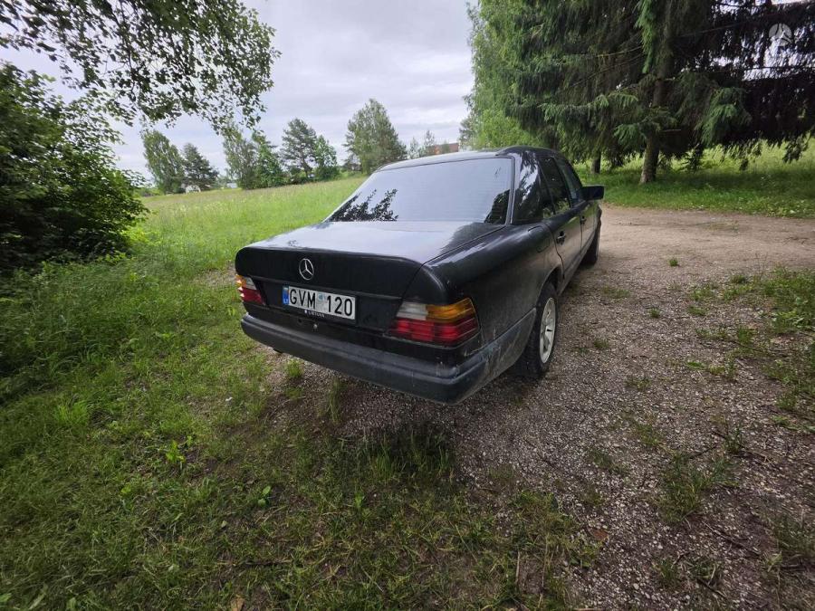 Черный Мерседес W 124 1986 в Паневежис, объемом двигателя 2.30 л и пробегом 238 тыс. км за 1750 €, фото 12 на AUTOMOTO.COM.LV