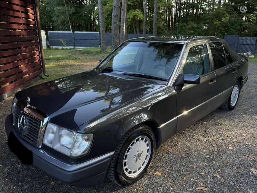 Black Mercedes-Benz W 124 1990 in Vilnius, with an engine capacity of 2.30 L and mileage of 251 thousand km for 5500 €, photo 1 on AUTOMOTO.COM.LV