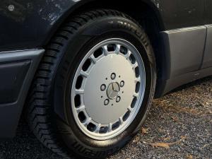 Black Mercedes-Benz W 124 1990 in Vilnius, with an engine capacity of 2.30 L and mileage of 251 thousand km for 5500 €, photo 4 on AUTOMOTO.COM.LV