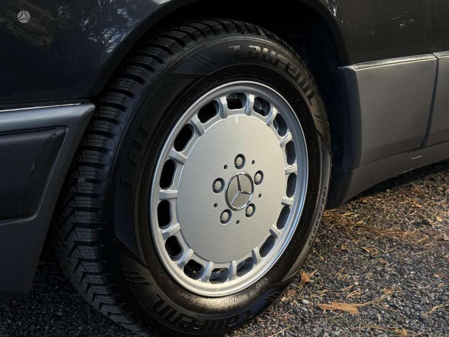 Black Mercedes-Benz W 124 1990 in Vilnius, with an engine capacity of 2.30 L and mileage of 251 thousand km for 5500 €, photo 4 on AUTOMOTO.COM.LV