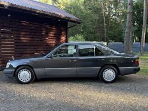 Black Mercedes-Benz W 124 1990 in Vilnius, with an engine capacity of 2.30 L and mileage of 251 thousand km for 5500 €, photo 5 on AUTOMOTO.COM.LV