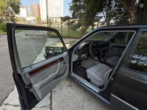 Black Mercedes-Benz W 124 1990 in Vilnius, with an engine capacity of 2.30 L and mileage of 251 thousand km for 5500 €, photo 6 on AUTOMOTO.COM.LV