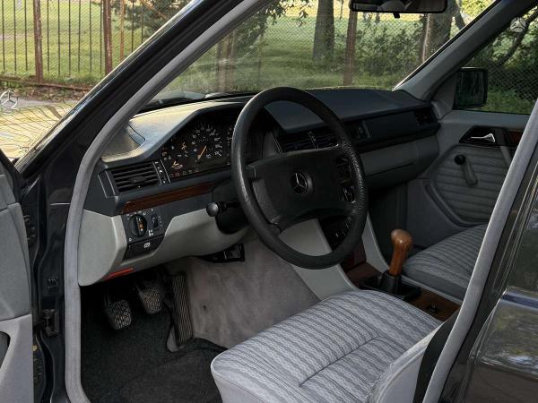 Черный Мерседес W 124 1990 в Вильнюс, объемом двигателя 2.30 л и пробегом 251 тыс. км за 5500 €, фото 7 на AUTOMOTO.COM.LV