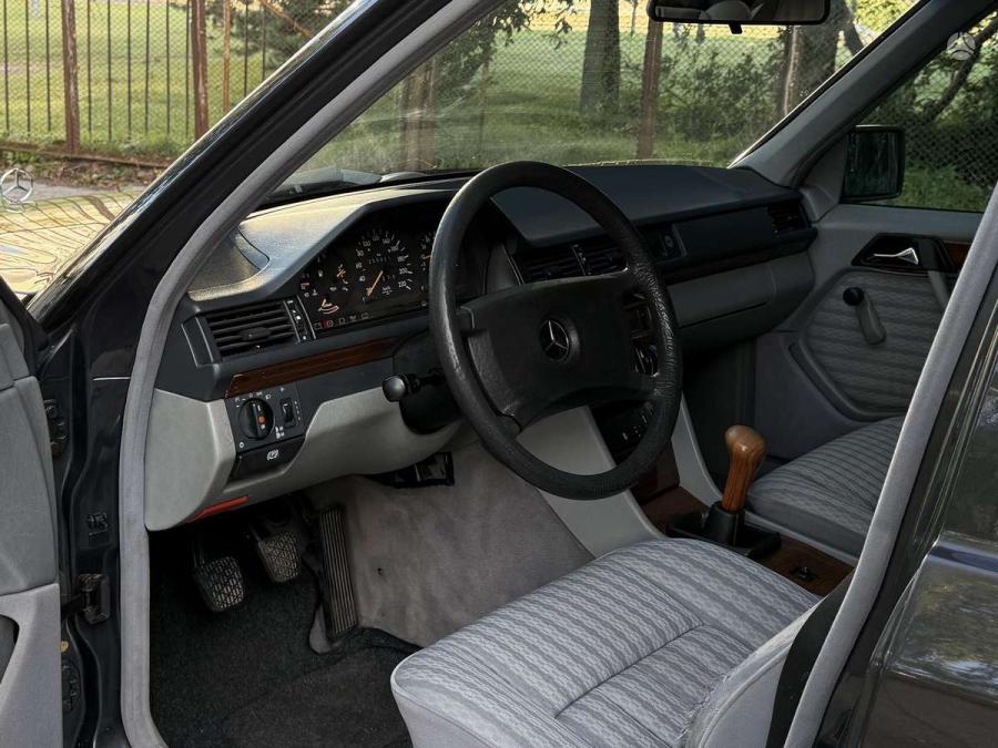 Black Mercedes-Benz W 124 1990 in Vilnius, with an engine capacity of 2.30 L and mileage of 251 thousand km for 5500 €, photo 7 on AUTOMOTO.COM.LV