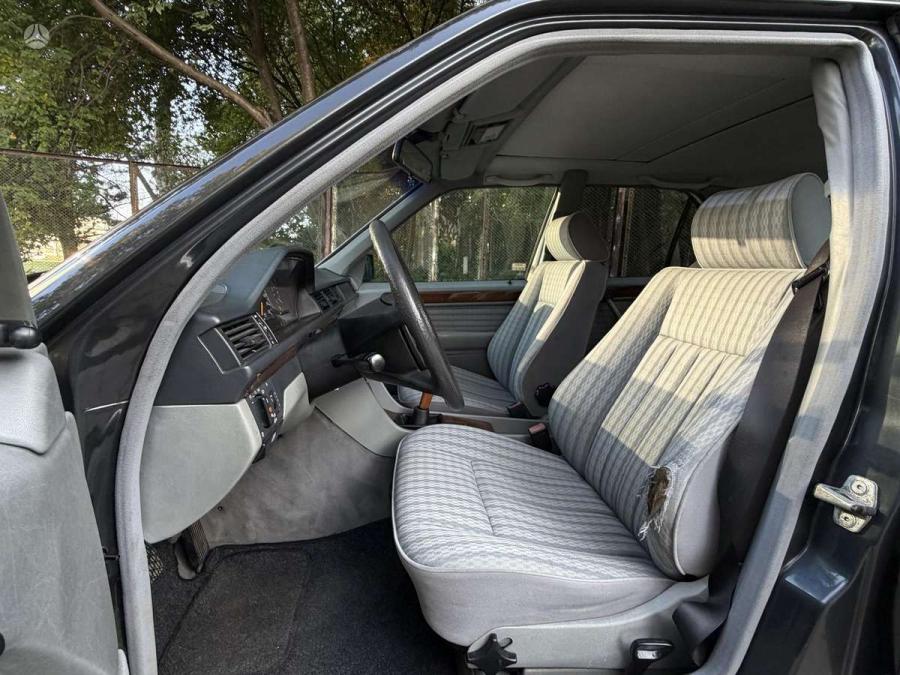 Black Mercedes-Benz W 124 1990 in Vilnius, with an engine capacity of 2.30 L and mileage of 251 thousand km for 5500 €, photo 8 on AUTOMOTO.COM.LV