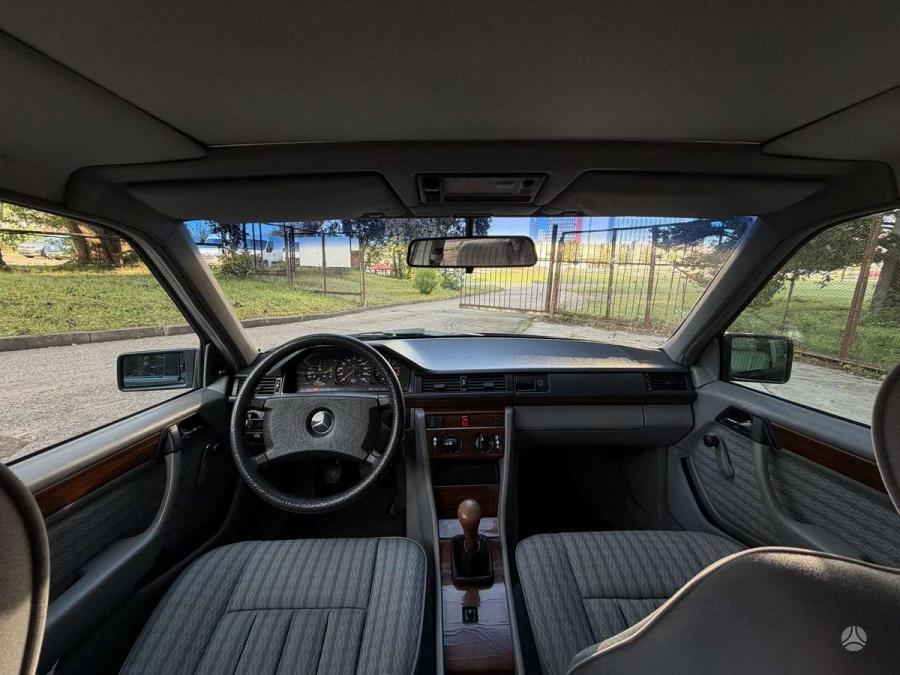 Black Mercedes-Benz W 124 1990 in Vilnius, with an engine capacity of 2.30 L and mileage of 251 thousand km for 5500 €, photo 11 on AUTOMOTO.COM.LV