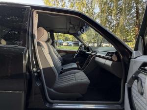 Black Mercedes-Benz W 124 1990 in Vilnius, with an engine capacity of 2.30 L and mileage of 251 thousand km for 5500 €, photo 13 on AUTOMOTO.COM.LV