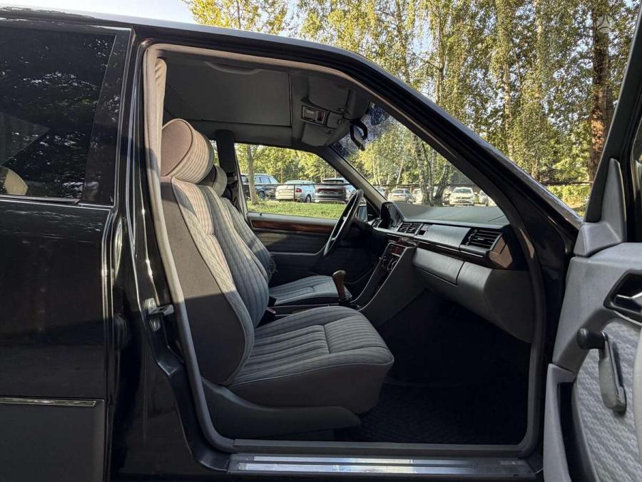 Black Mercedes-Benz W 124 1990 in Vilnius, with an engine capacity of 2.30 L and mileage of 251 thousand km for 5500 €, photo 13 on AUTOMOTO.COM.LV