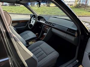 Black Mercedes-Benz W 124 1990 in Vilnius, with an engine capacity of 2.30 L and mileage of 251 thousand km for 5500 €, photo 14 on AUTOMOTO.COM.LV