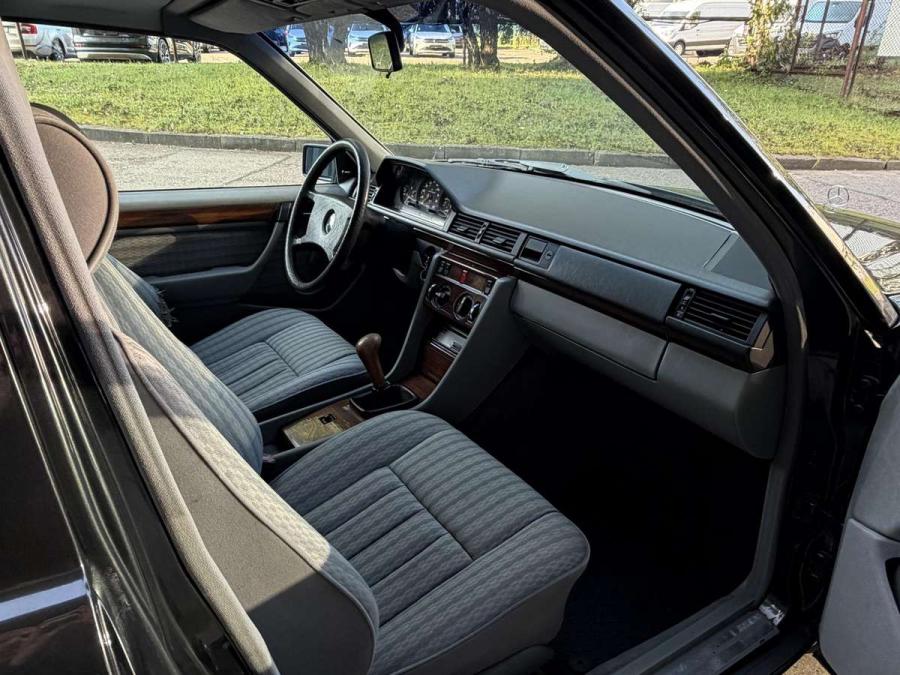 Black Mercedes-Benz W 124 1990 in Vilnius, with an engine capacity of 2.30 L and mileage of 251 thousand km for 5500 €, photo 14 on AUTOMOTO.COM.LV