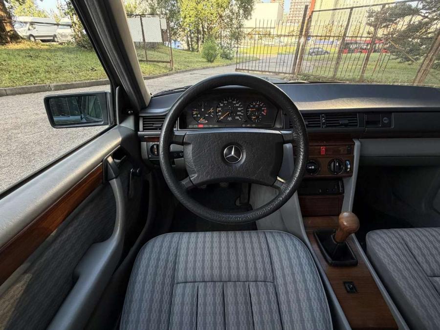 Black Mercedes-Benz W 124 1990 in Vilnius, with an engine capacity of 2.30 L and mileage of 251 thousand km for 5500 €, photo 15 on AUTOMOTO.COM.LV