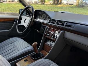 Black Mercedes-Benz W 124 1990 in Vilnius, with an engine capacity of 2.30 L and mileage of 251 thousand km for 5500 €, photo 16 on AUTOMOTO.COM.LV