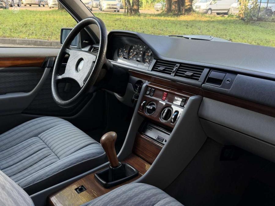 Black Mercedes-Benz W 124 1990 in Vilnius, with an engine capacity of 2.30 L and mileage of 251 thousand km for 5500 €, photo 16 on AUTOMOTO.COM.LV