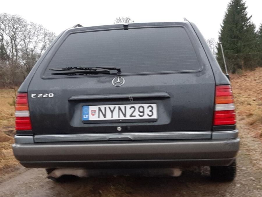 Black Mercedes-Benz W 124 1995 in Ignalina, with an engine capacity of 2.20 L and mileage of 371 thousand km for 4300 €, photo 2 on AUTOMOTO.COM.LV