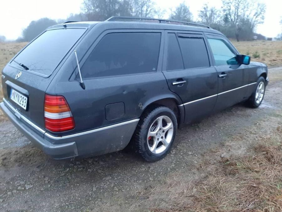 Black Mercedes-Benz W 124 1995 in Ignalina, with an engine capacity of 2.20 L and mileage of 371 thousand km for 4300 €, photo 3 on AUTOMOTO.COM.LV