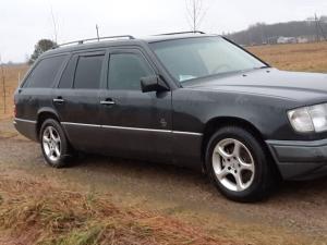 Black Mercedes-Benz W 124 1995 in Ignalina, with an engine capacity of 2.20 L and mileage of 371 thousand km for 4300 €, photo 5 on AUTOMOTO.COM.LV