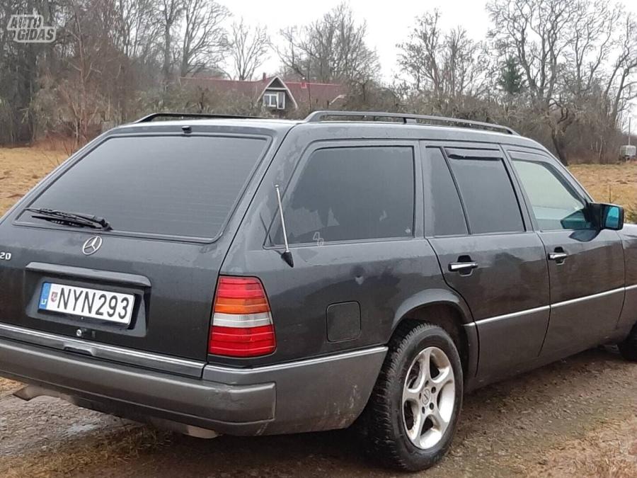 Black Mercedes-Benz W 124 1995 in Ignalina, with an engine capacity of 2.20 L and mileage of 371 thousand km for 4300 €, photo 6 on AUTOMOTO.COM.LV
