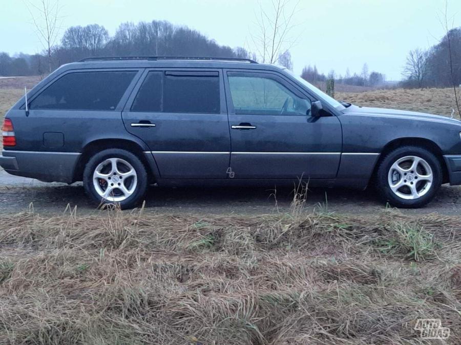Black Mercedes-Benz W 124 1995 in Ignalina, with an engine capacity of 2.20 L and mileage of 371 thousand km for 4300 €, photo 7 on AUTOMOTO.COM.LV