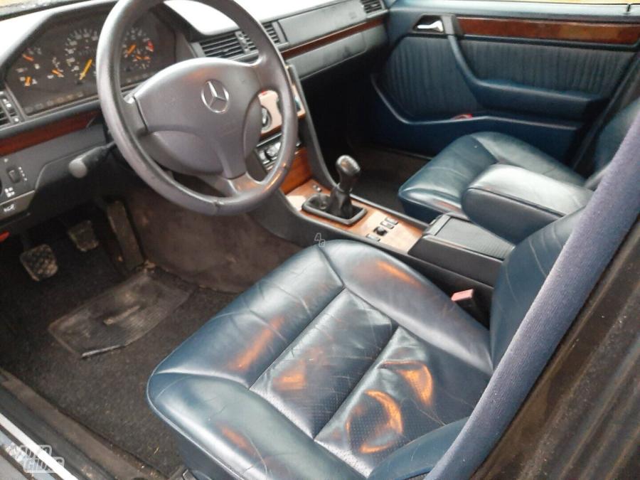 Black Mercedes-Benz W 124 1995 in Ignalina, with an engine capacity of 2.20 L and mileage of 371 thousand km for 4300 €, photo 13 on AUTOMOTO.COM.LV