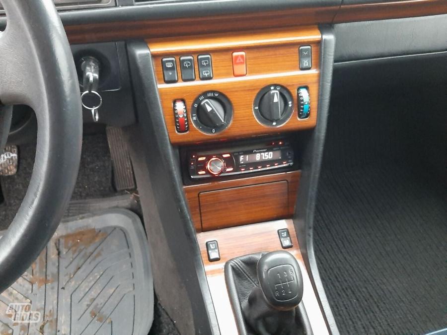 Black Mercedes-Benz W 124 1995 in Ignalina, with an engine capacity of 2.20 L and mileage of 371 thousand km for 4300 €, photo 14 on AUTOMOTO.COM.LV