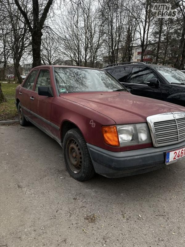 Red Mercedes-Benz W 124 1987 in Kaunas, with an engine capacity of 2.00 L and mileage of 220 thousand km for 2550 €, photo 1 on AUTOMOTO.COM.LV