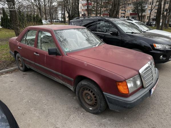 Red Mercedes-Benz W 124 1987 in Kaunas, with an engine capacity of 2.00 L and mileage of 220 thousand km for 2550 €, photo 3 on AUTOMOTO.COM.LV